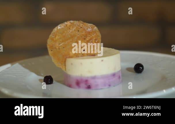 Rotating cake Stock Videos & Footage - HD and 4K Video Clips - Alamy