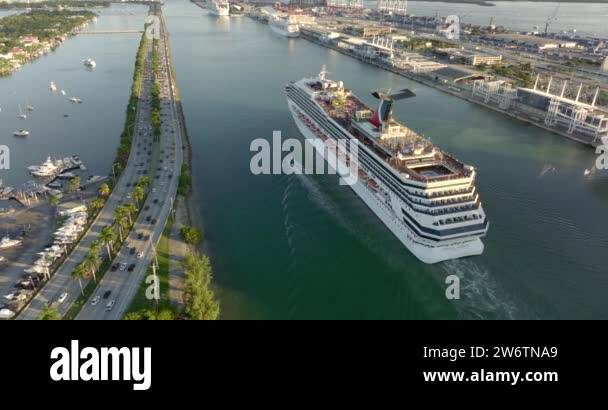 Crowded cruise Stock Videos & Footage - HD and 4K Video Clips - Alamy