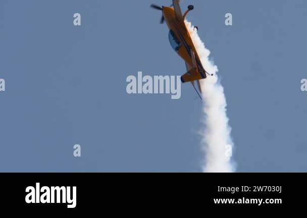 Plane loops Stock Videos & Footage - HD and 4K Video Clips - Alamy