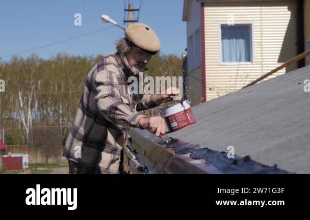 Smearing of seams with bituminous mastic. Preparation for laying a soft ...