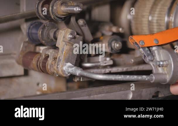 Lubrication of machine components with solid oil, grease, gun fat ...