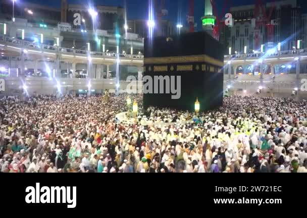 Pilgrims infront of Kaaba door (Multazam Stock Video Footage - Alamy