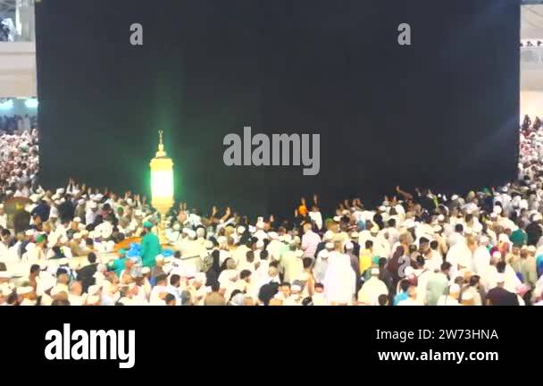 Pilgrims infront of Kaaba door (Multazam Stock Video Footage - Alamy