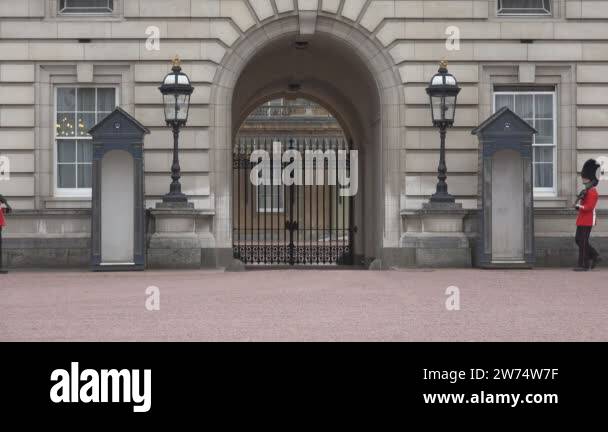 London Buckingham Palace, Armed English Guard Marching and Guarding ...