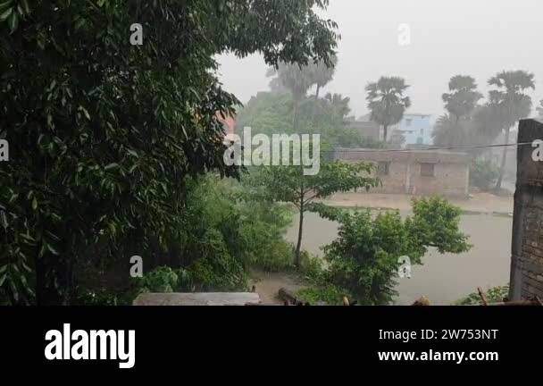 Cyclone yaas Stock Videos & Footage - HD and 4K Video Clips - Alamy