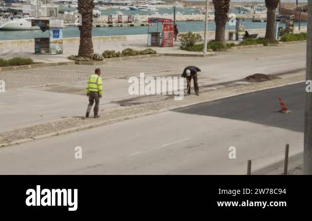 Men digging road Stock Videos & Footage - HD and 4K Video Clips - Alamy