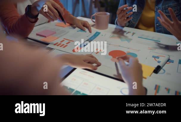 Close-up asia businesspeople meeting plan analysis statistics ...