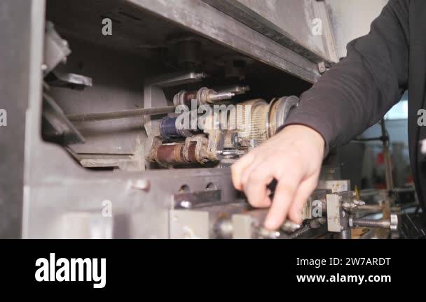 Lubrication of machine components with solid oil, grease, gun fat ...