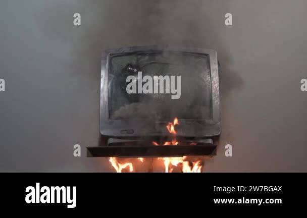 The fire of an old TV in the apartment, the fire spreads to the ...