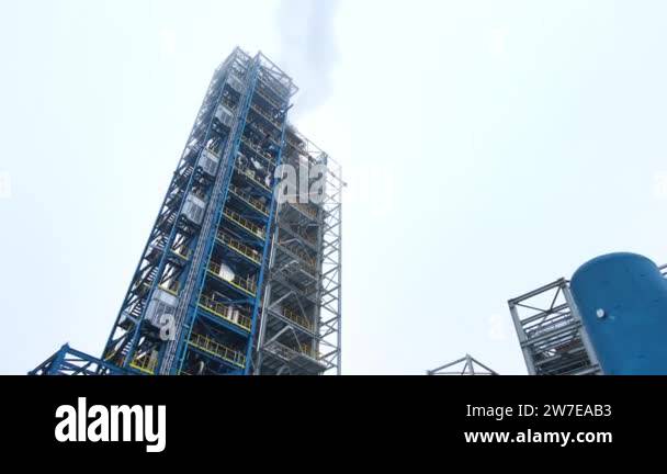 Crude oil refinery distillation tower Stock Videos & Footage - HD and ...