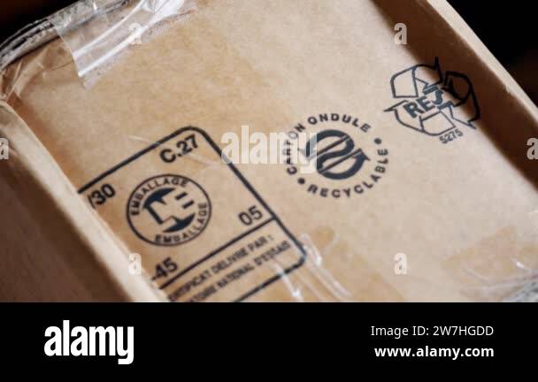 Carton ondule recyclable sign. Emballage Certificat. Signage on product ...