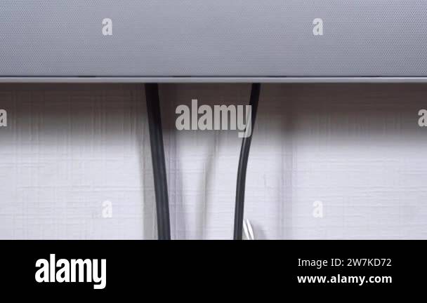 Digital cable antenna rises to the TV and tries to connect, but it does ...