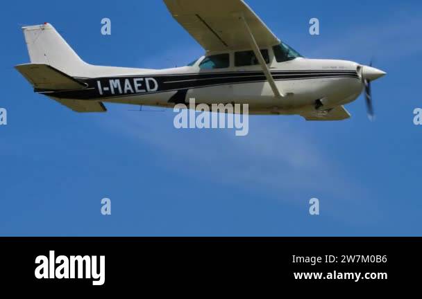 Cessna 172 skyhawk c Stock Videos & Footage - HD and 4K Video Clips - Alamy