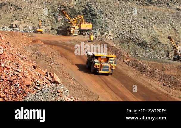 Equipment for the extraction of iron ore in an open pit. The smart ...