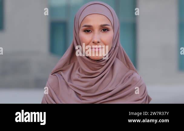 Clse up beautiful friendly arabian face with natural make up of muslim ...