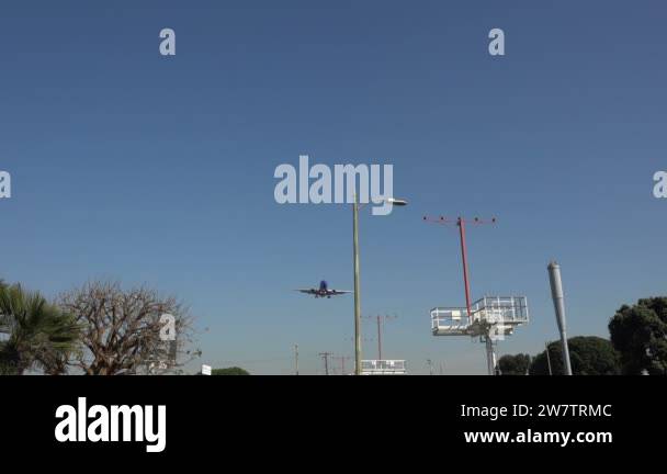 Directly overhead airplane Stock Videos & Footage - HD and 4K Video ...