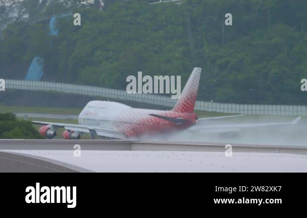 Huge boeing jumbo jet takes off Stock Video Footage - Alamy