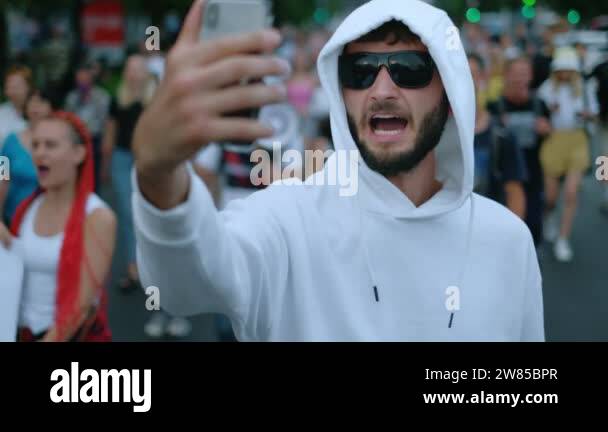 Crowd phone street Stock Videos & Footage - HD and 4K Video Clips - Alamy
