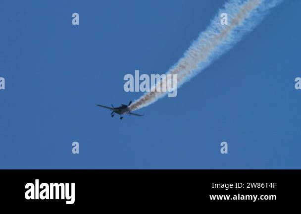 Inverted airplane Stock Videos & Footage - HD and 4K Video Clips - Alamy