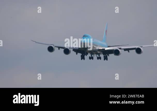 Boeing 747 flies Stock Videos & Footage - HD and 4K Video Clips - Alamy