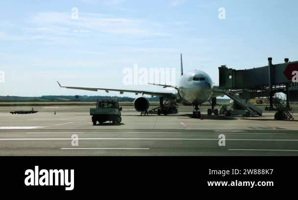 Aircraft gates Stock Videos & Footage - HD and 4K Video Clips - Alamy