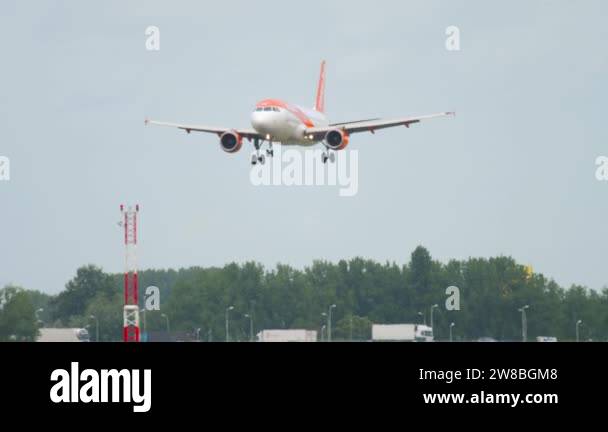Easyjet landing Stock Videos & Footage - HD and 4K Video Clips - Alamy
