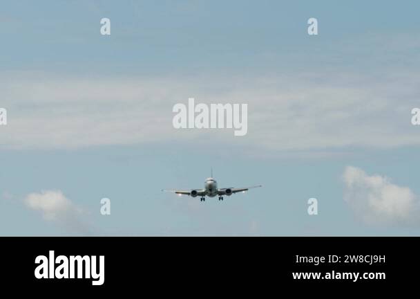 A large plane flies overhead Stock Video Footage - Alamy