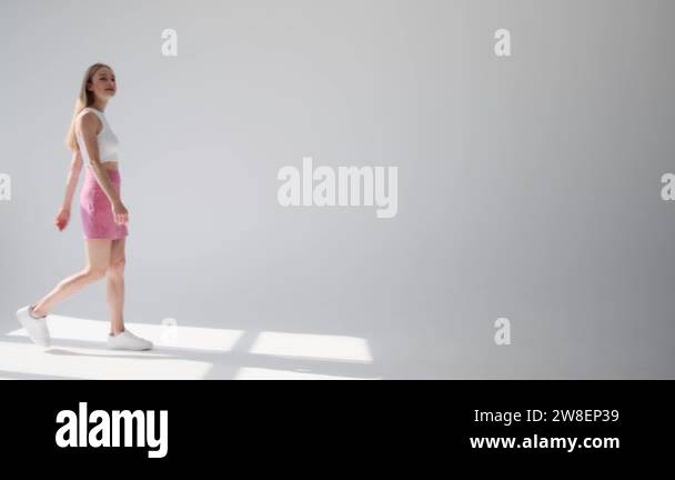 Woman model walking Stock Videos & Footage - HD and 4K Video Clips - Alamy