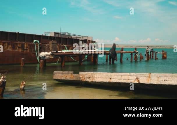 Shallow vessel Stock Videos & Footage - HD and 4K Video Clips - Alamy