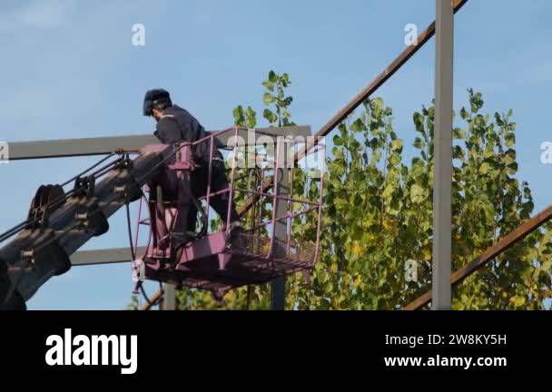 Electric boom lift Stock Videos & Footage - HD and 4K Video Clips - Alamy