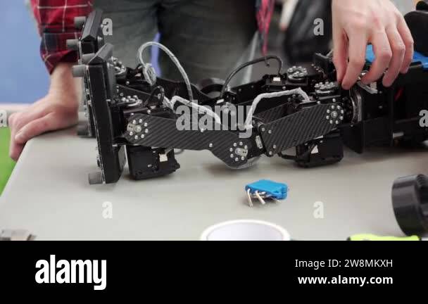 Broken robot toy Stock Videos & Footage - HD and 4K Video Clips - Alamy