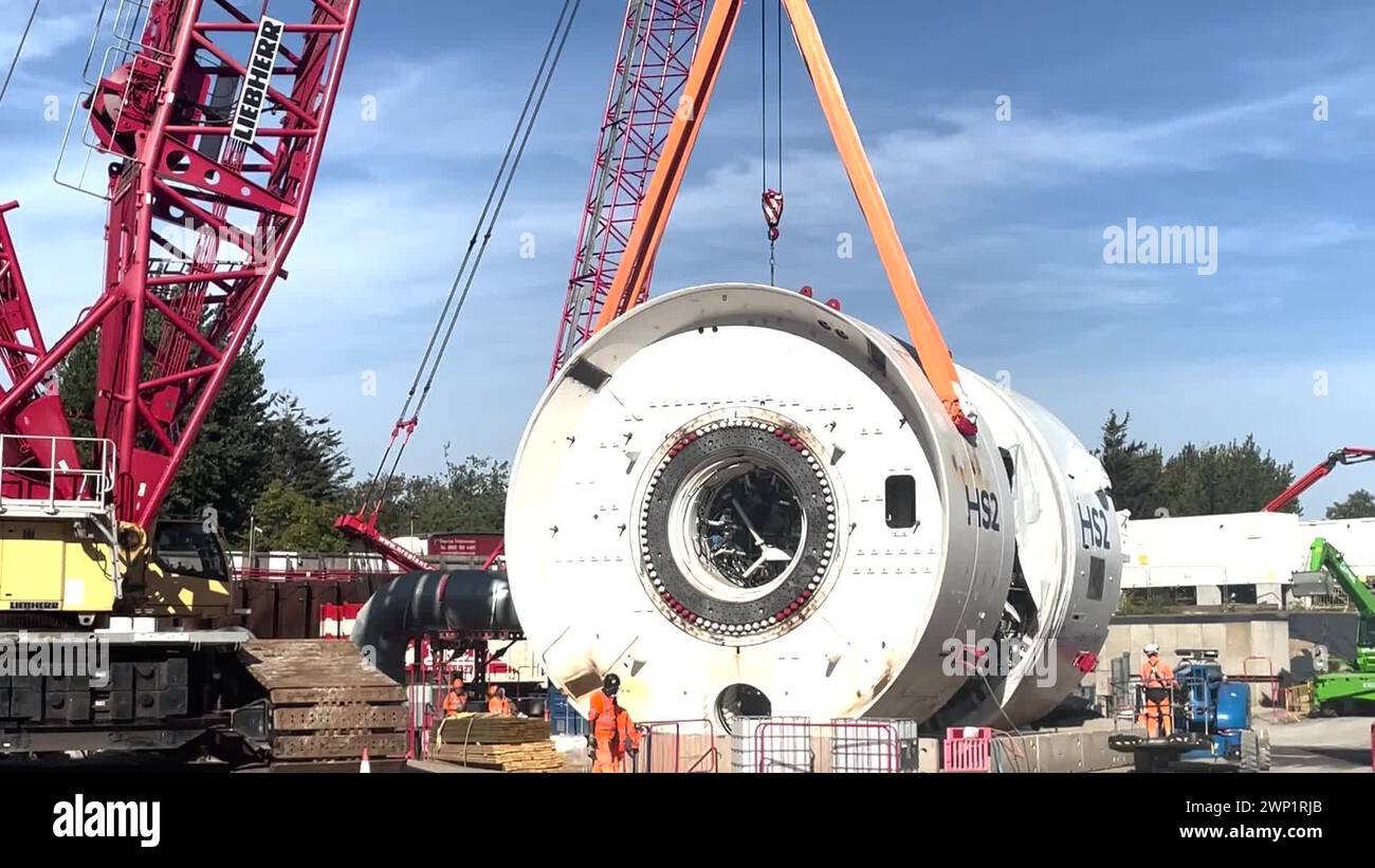 Engineers lift tunnel boring machines into place on HS2 near Acton ...