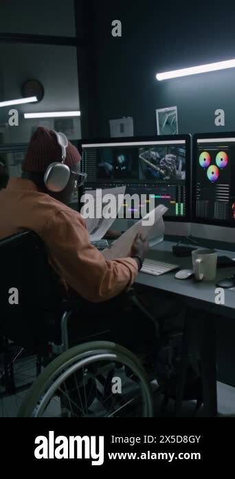 Employee male full Stock Videos & Footage - HD and 4K Video Clips - Alamy