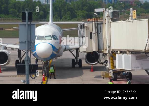 Aircraft docking gate airport Stock Videos & Footage - HD and 4K Video ...