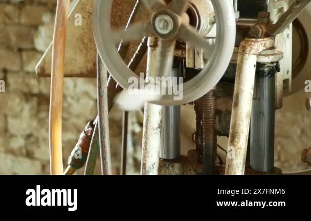 Undercutting device masonry of the house machine cut and insulating the ...