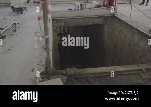 Warehouse pit Stock Videos & Footage - HD and 4K Video Clips - Alamy