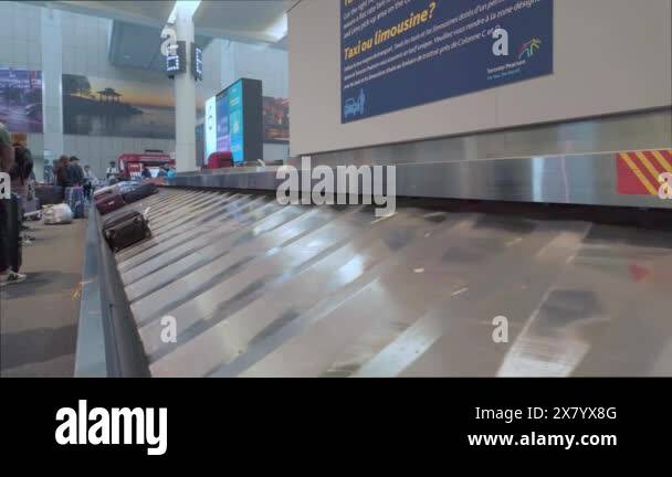 The baggage reclaim Hall at Toronto Pearson International Airport ...