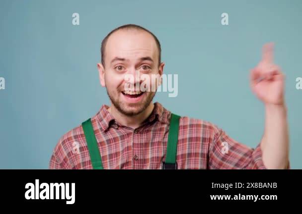 A footage of a man I have an idea looking at camera, in a studio ...
