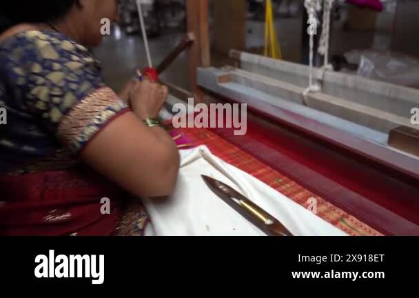 PAITHAN, MAHARASHTRA, INDIA July 05, 2022 : Woman weaving Paithani ...