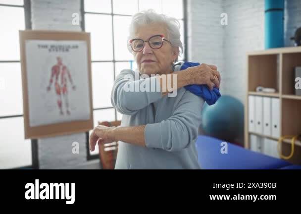 Applying cold pack Stock Videos & Footage - HD and 4K Video Clips - Alamy