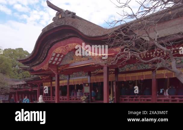 kyushu, fukuoka - dec 07 2022: Tilted video of the Shinto honden hall ...