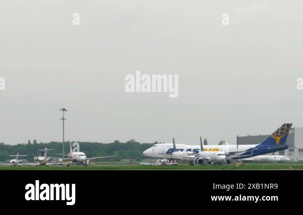 Atlas air boeing 747 jumbo jet cargo Stock Videos & Footage - HD and 4K ...