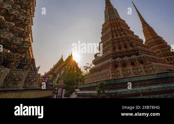 Time lapse the glare of the sun on the roof of Wat Pho Bangkok ...