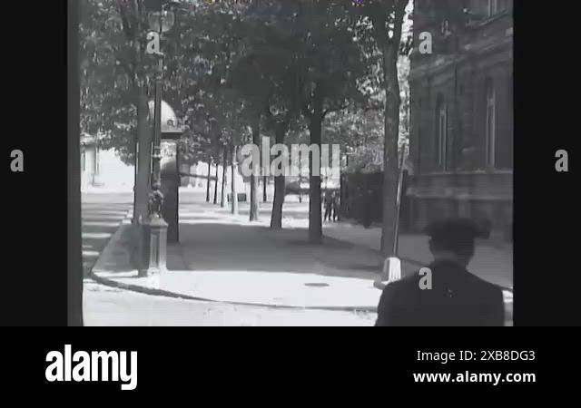 1944 - French soldiers walk and take cover in Paris. Soldiers and tanks ...