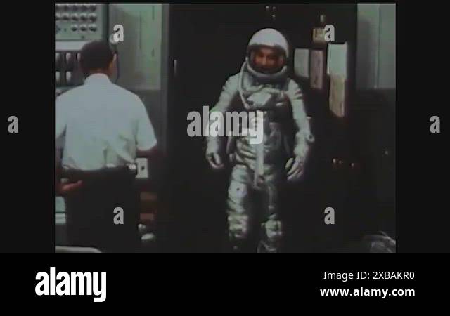 Astronauts undergo space flight simulation training, focusing on re ... Astronauts undergo space flight simulation training, focusing on re ...