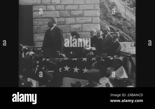 President Roosevelt speaks at the dedication of the Roosevelt Dam in ...