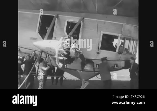1920s - Crew holds gondola and ropes of a US Navy blimp in NAS ...