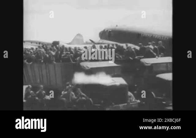 1945 - General MacArthur and his troops arrive in Tokyo for its ...