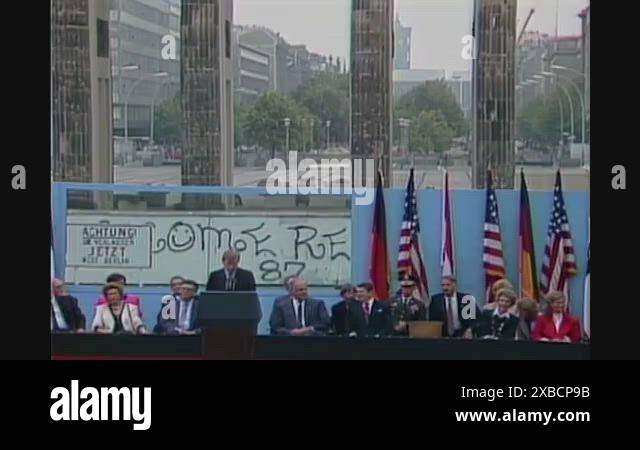 Eberhard Diepgen, Mayor of West Germany, speaks to a crowd at ...