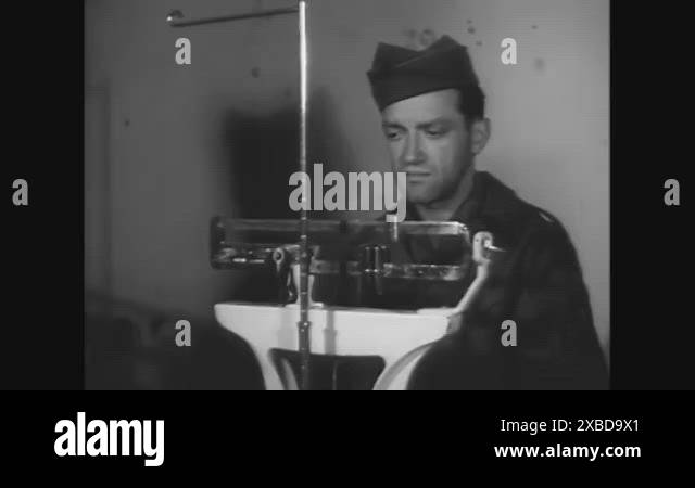 ITALY - 1945 - German prisoners of war step on a scale and their weight ...